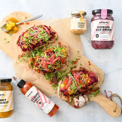 Zuurdesem toast met dip van rode biet, pickled red onion & een touch ...